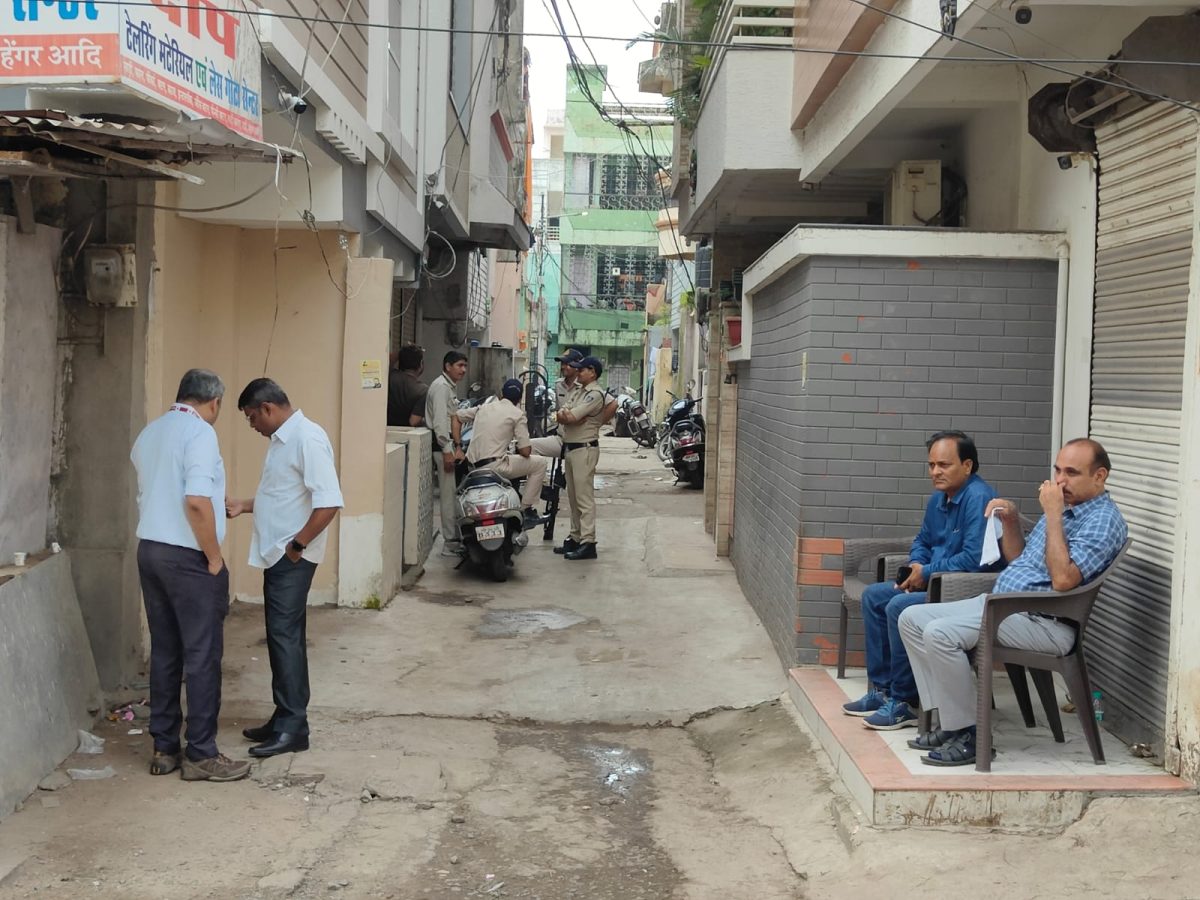 Bhopal EOW action in Bairagarh, raid on the house of clerk of Medical Education Department ...