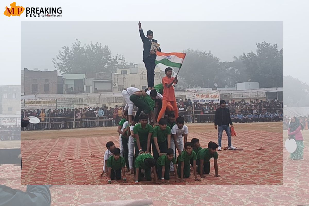 75th republic day celebrated with pomp in dabra sdm hoisted th डबरा में ...