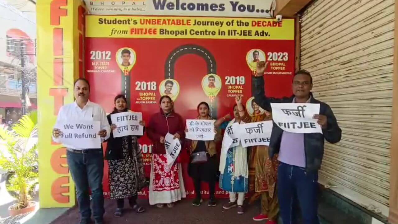 PMO तक पहुंची FIITJEE की शिकायत, भोपाल में बच्चों के पीड़ित पालकों का सामूहिक अभियान | bhopal ...