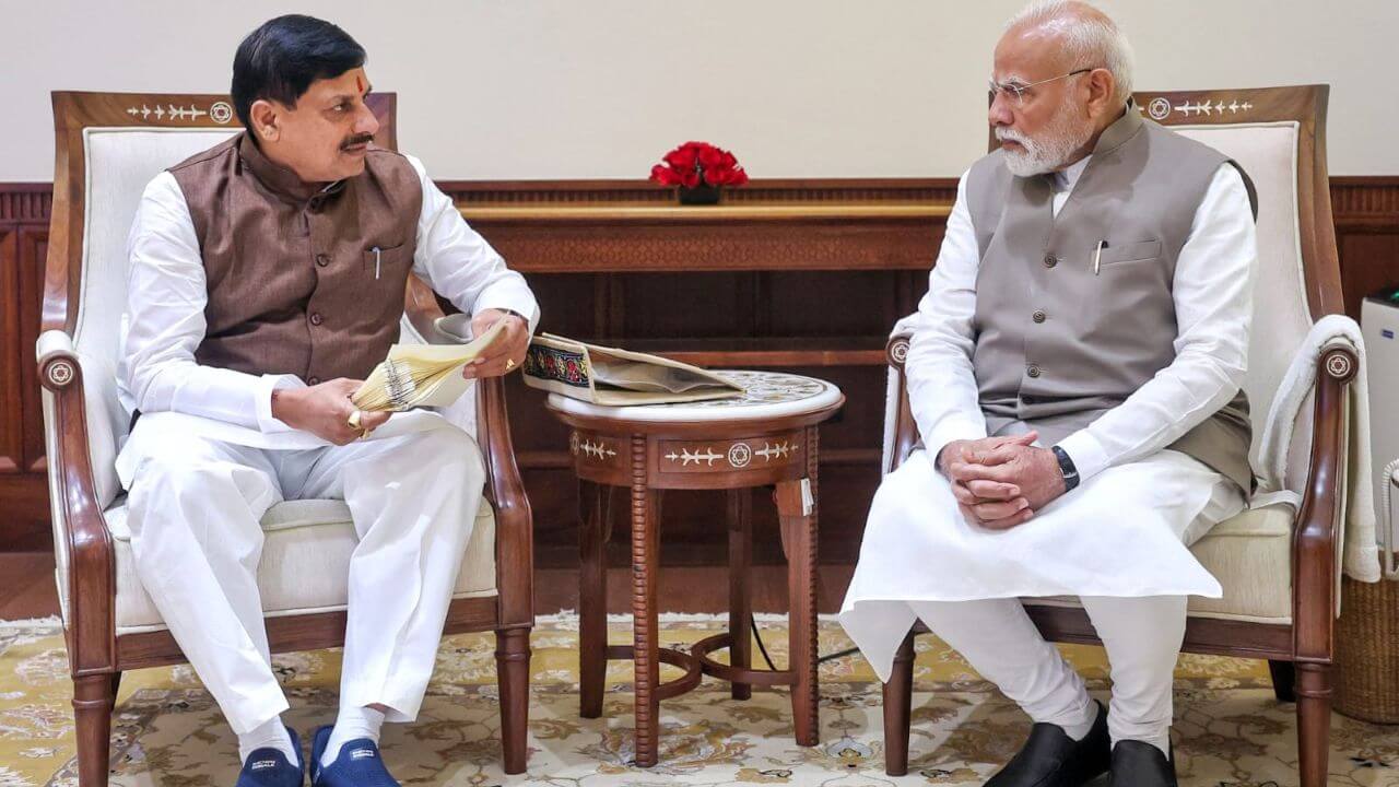 PM Modi से मिले सीएम डॉ मोहन यादव, मध्य प्रदेश आने का निमंत्रण दिया, 25 ...